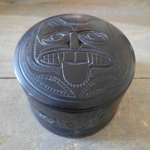 Vintage Pearlite Canada Handcrafted Heavy Tribal Carved Black Round ...