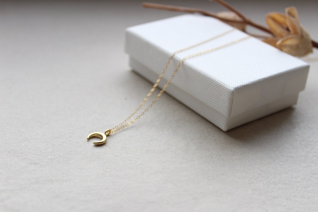 LUNA PEQUEÑA II Cadena bañada en oro de 14K con mini luna brillante ...