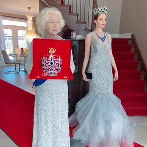 Royal Queen Elizabeth Memorabilia, Luxury Sapphire and Diamond Crown ...