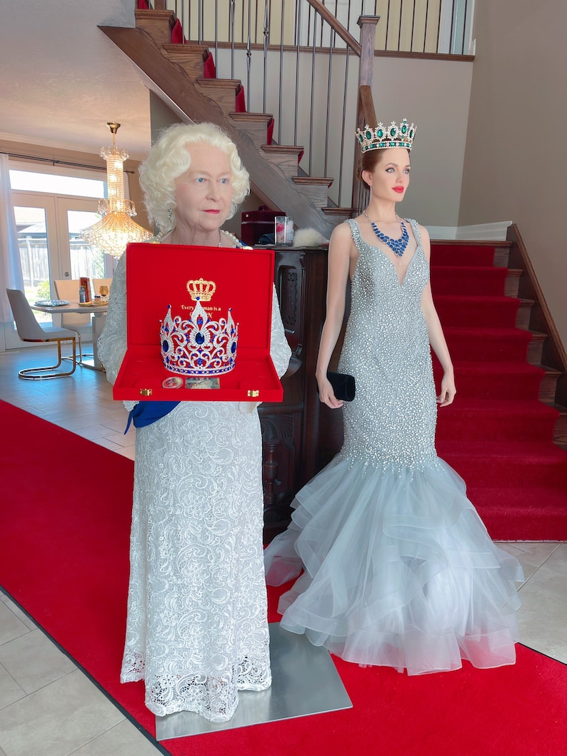 Royal Queen Elizabeth Memorabilia, Luxury Sapphire and Diamond Crown ...