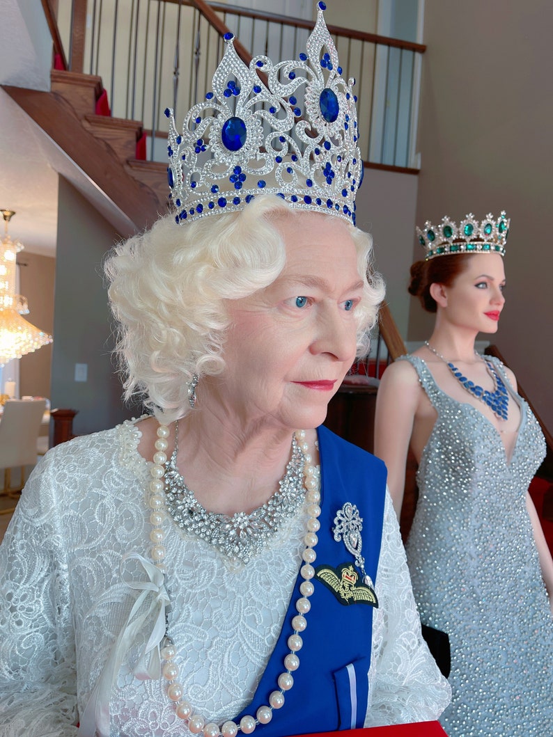 Royal Queen Elizabeth Memorabilia, Luxury Sapphire and Diamond Crown ...