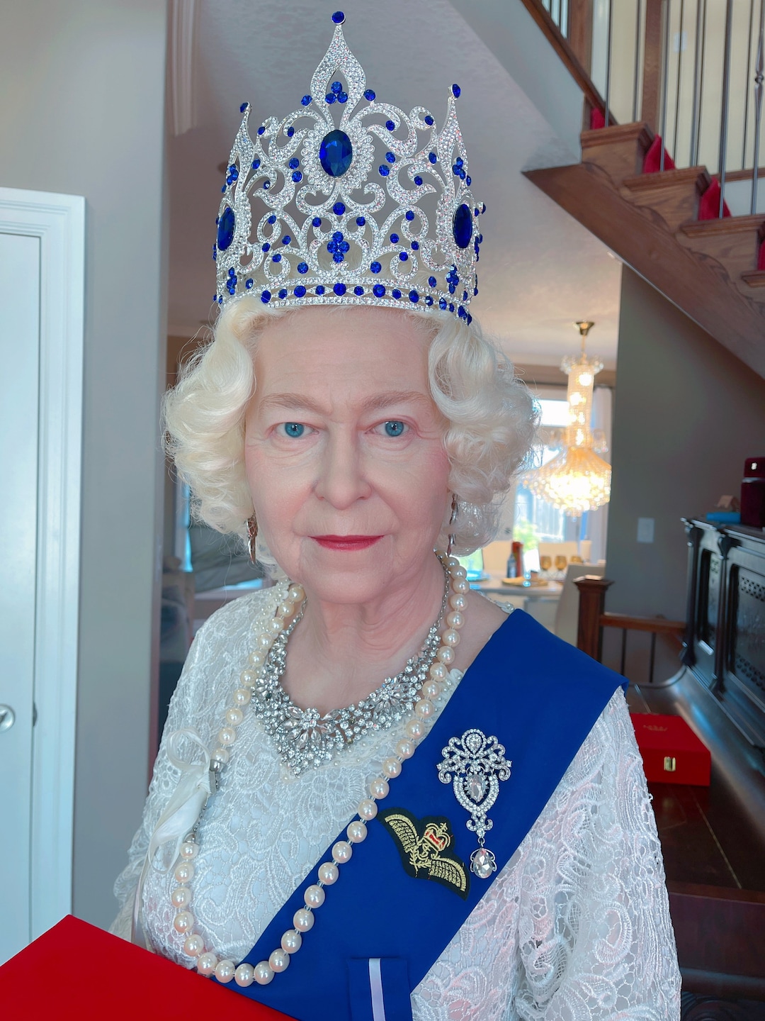 Royal Queen Elizabeth Memorabilia, Luxury Sapphire and Diamond Crown ...