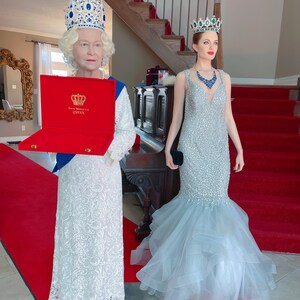 Royal Queen Elizabeth Memorabilia, Luxury Sapphire and Diamond Crown ...