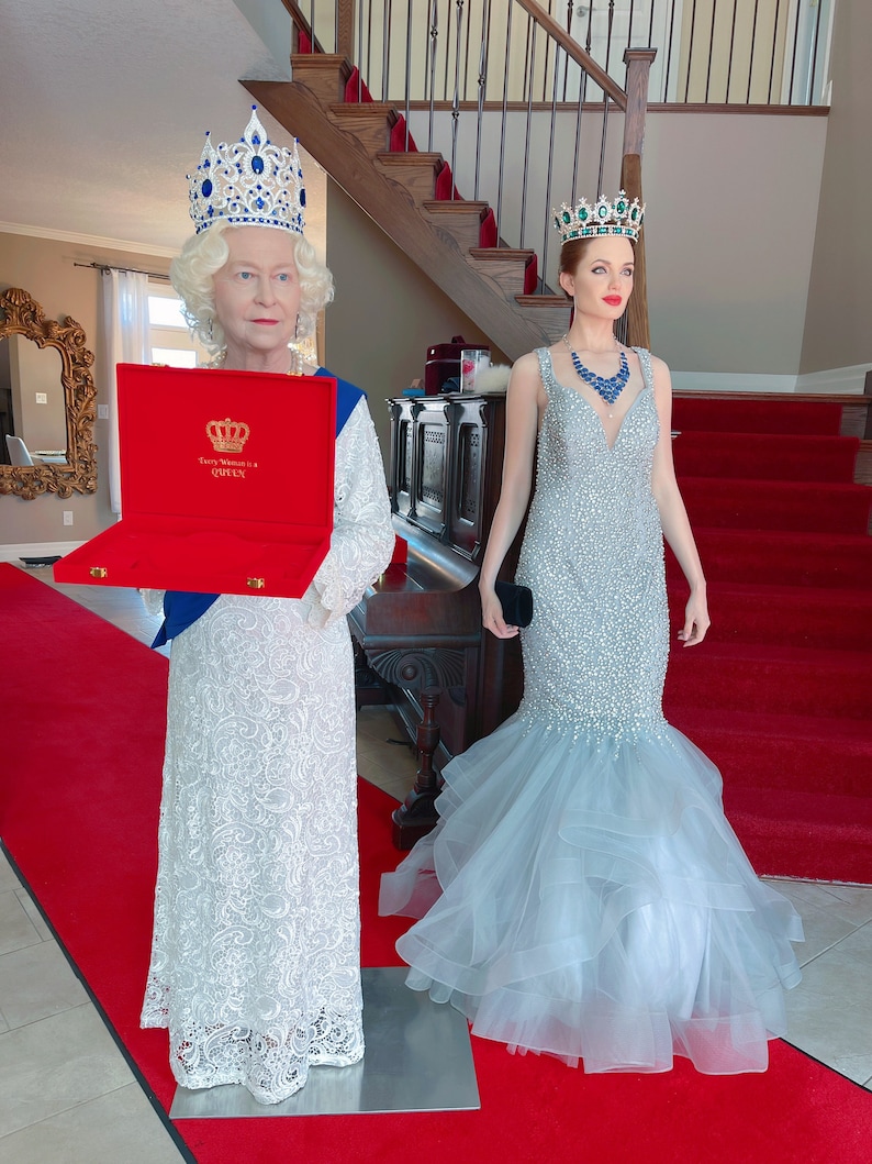 Royal Queen Elizabeth Memorabilia, Luxury Sapphire and Diamond Crown ...