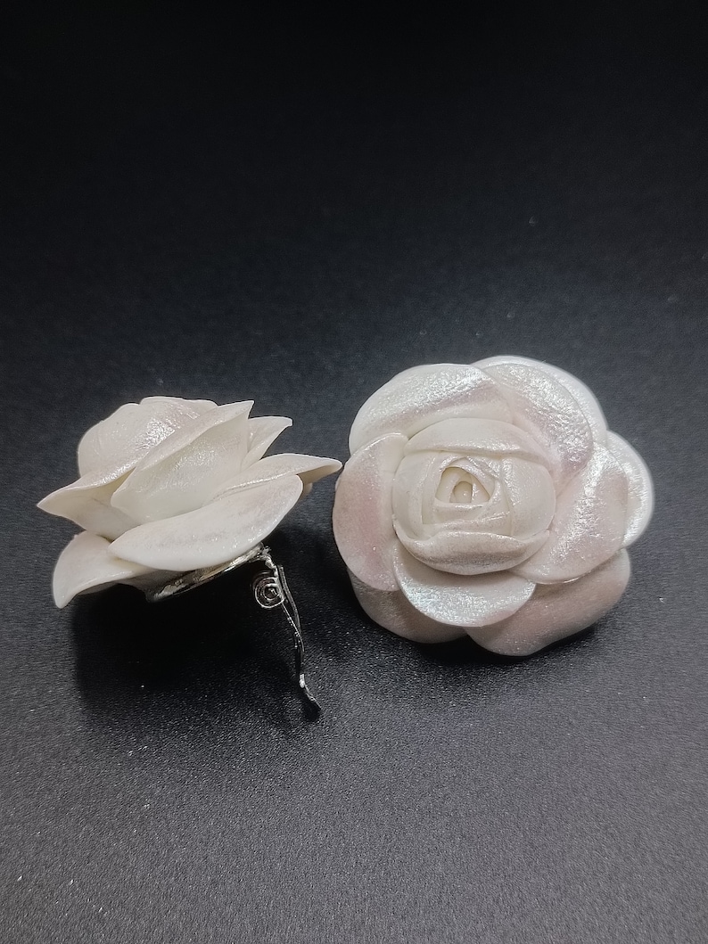 Clips camélia Classique Chanel Blanc Nacrée Boucles D'oreilles En ...