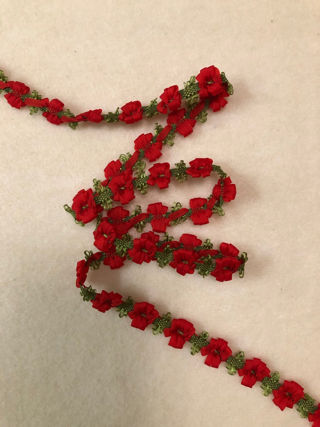 Elegant Red and Green Daisy Chain Trim - Etsy