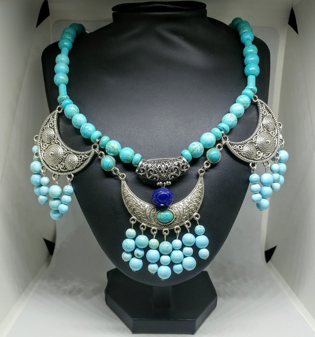 Collar de turquesa con piezas de pecho de plata tibetana adornadas y ...