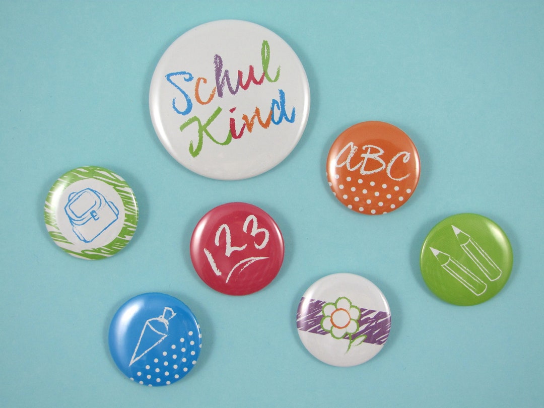 Button Schulkind im Set mit bunten Buttons zur Einschulung, den Schulanfang, die Grundschule ...