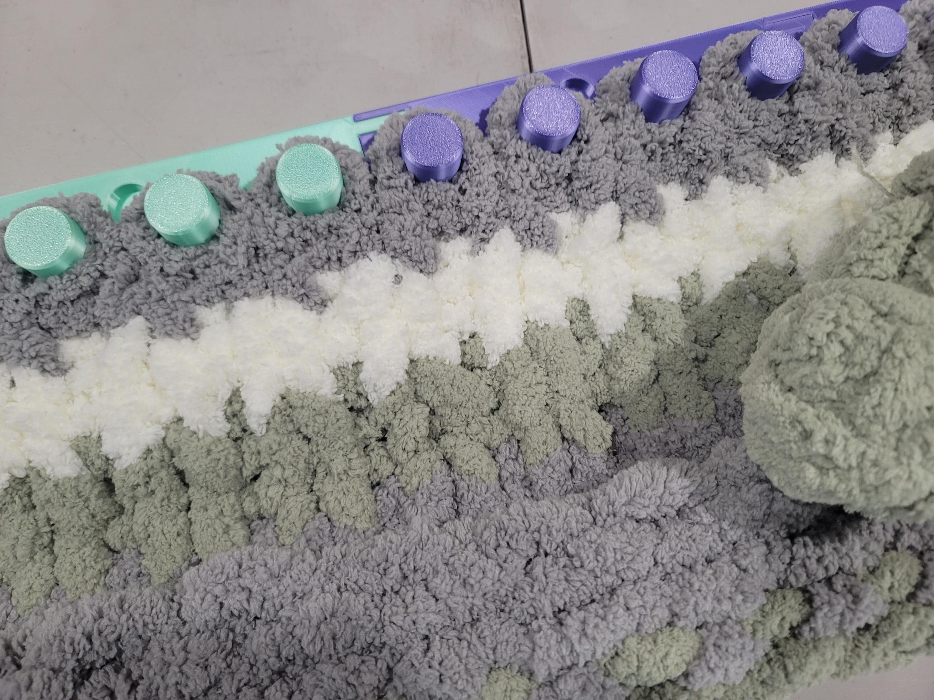 Expandable Chunky Yarn Blanket Loom – 16 Peg Loom for Finger Knitting ...