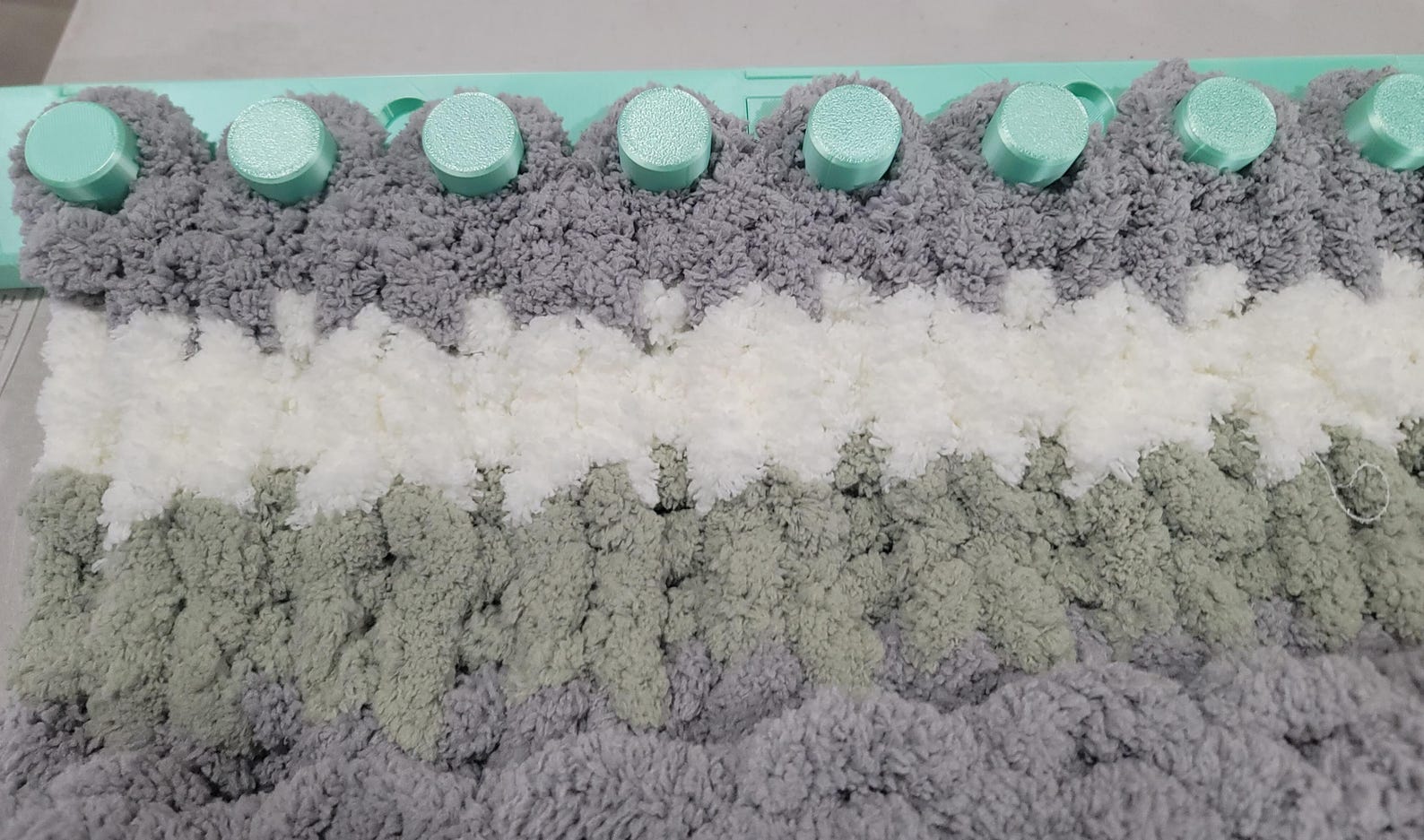 Expandable Chunky Yarn Blanket Loom – 16 Peg Loom for Finger Knitting ...