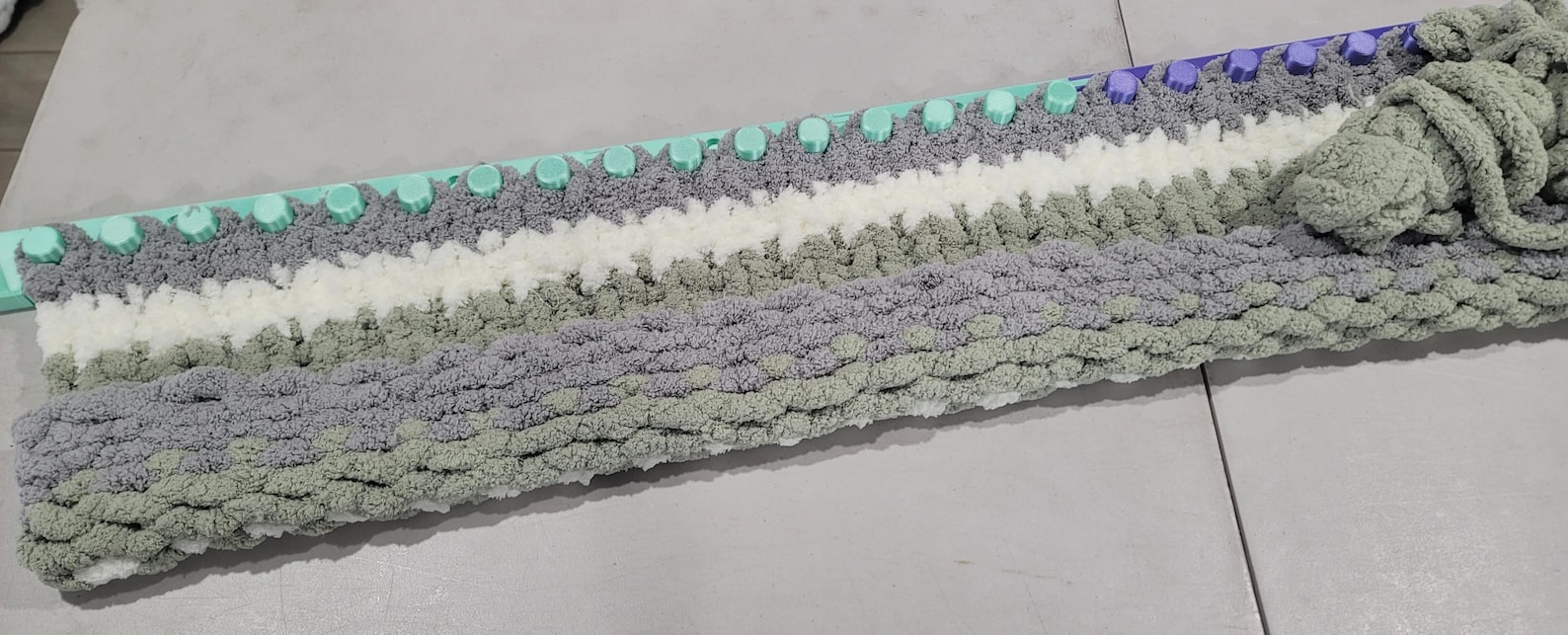 Expandable Chunky Yarn Blanket Loom – 16 Peg Loom for Finger Knitting ...