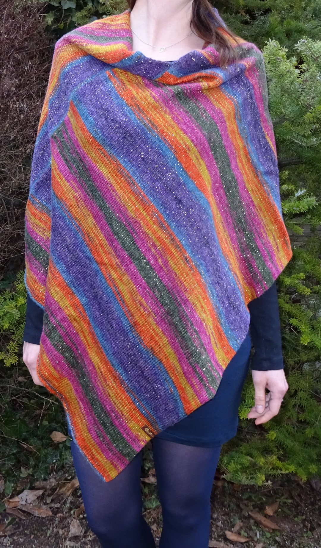 Poncho colorido otoñal con degradado de color e hilo brillante: un ...
