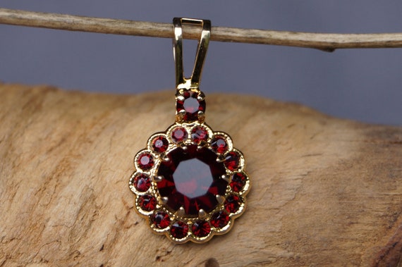 Vintage pendant, fake metal, fake stones, fixed eyele… - Gem