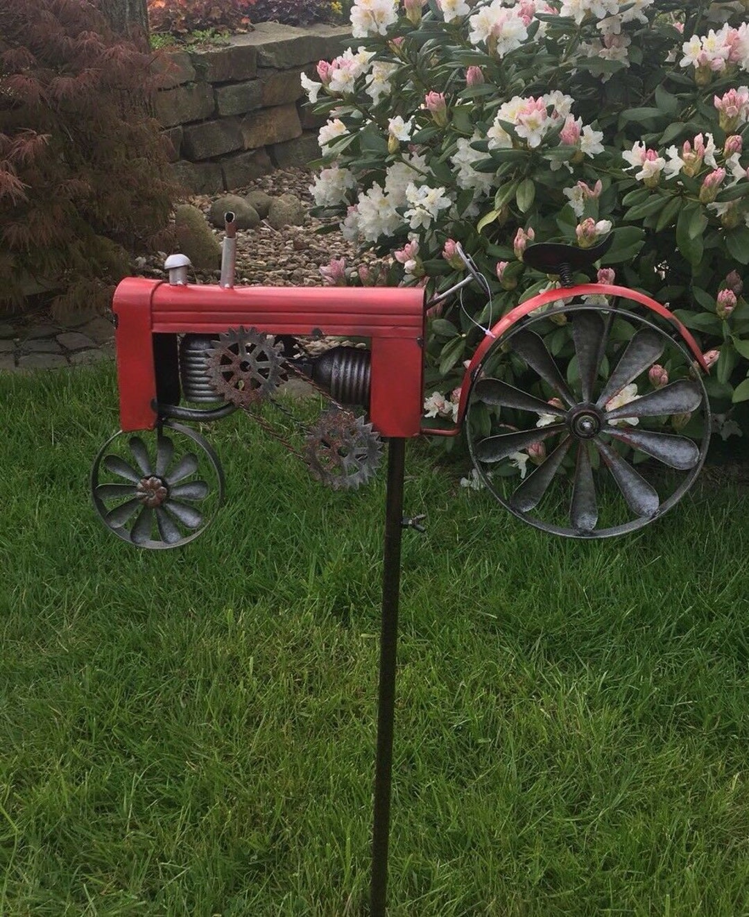 Windspiel * Roter Traktor * Handarbeit Metall Gartenstecker Gartendeko ...