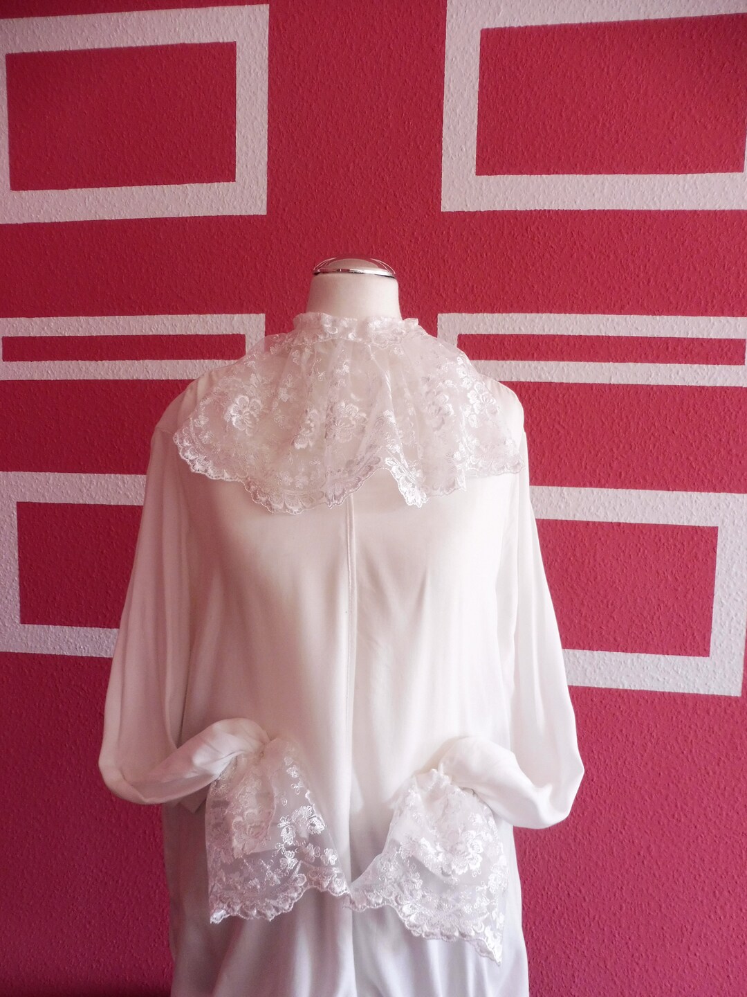 Jabot romántico con Mangeten en color blanco de 3 Compartir. Art.Nr.022 ...