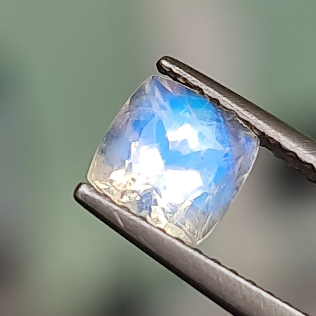 Rainbow Moonstone, 1.00ct Natural Moonstone. Super Reflective Blue Hue ...
