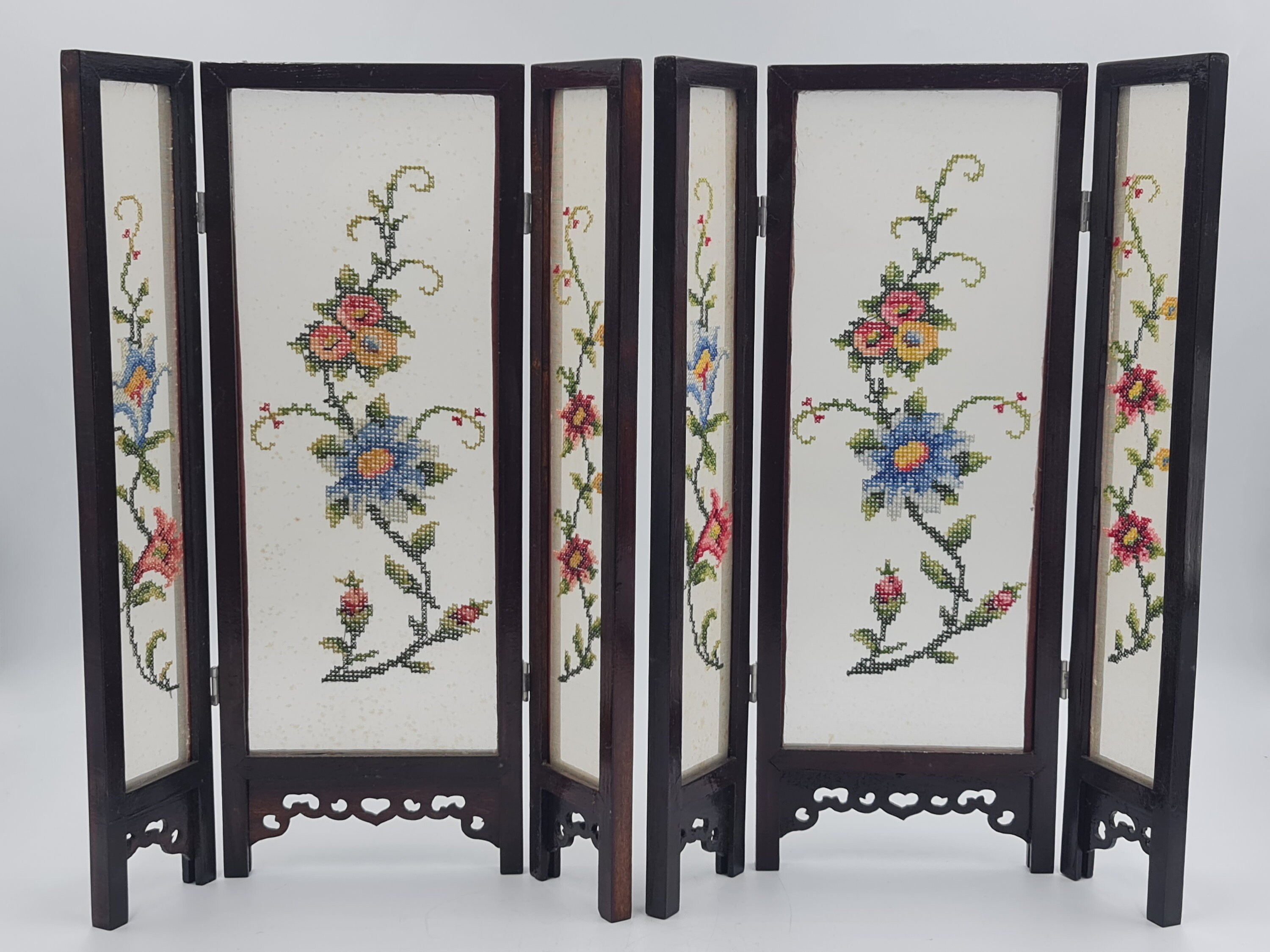 Set of 2 vintage Chinese table screens