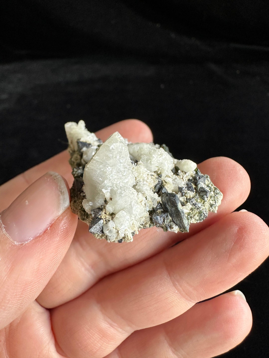 Stilbite on Calcite on Magnetite on Chrome Diopside - Crystal Cluster ...