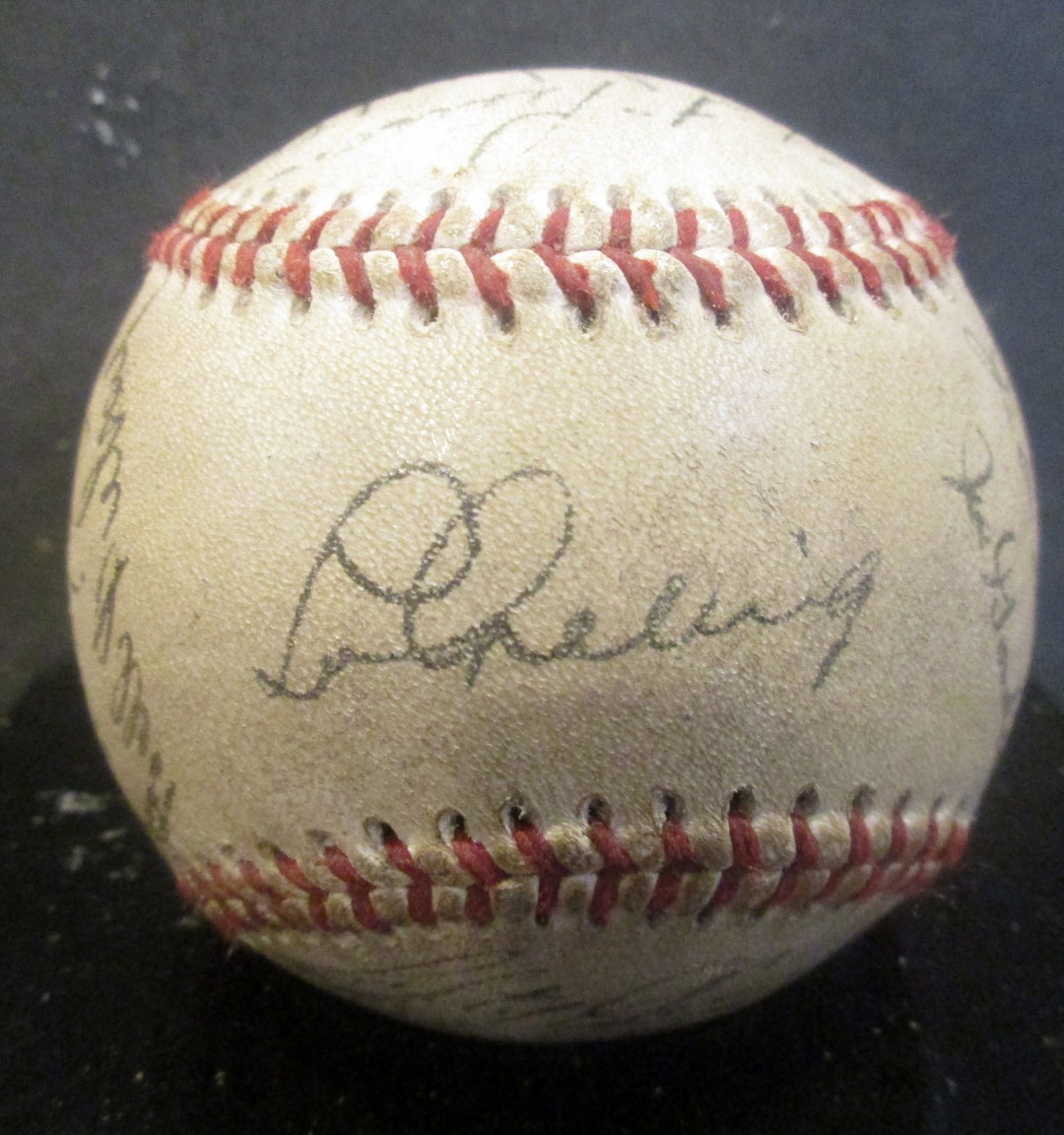 1939 New York Yankees Team Signed Replica Baseball W/ Gehrig, Dimaggio ...
