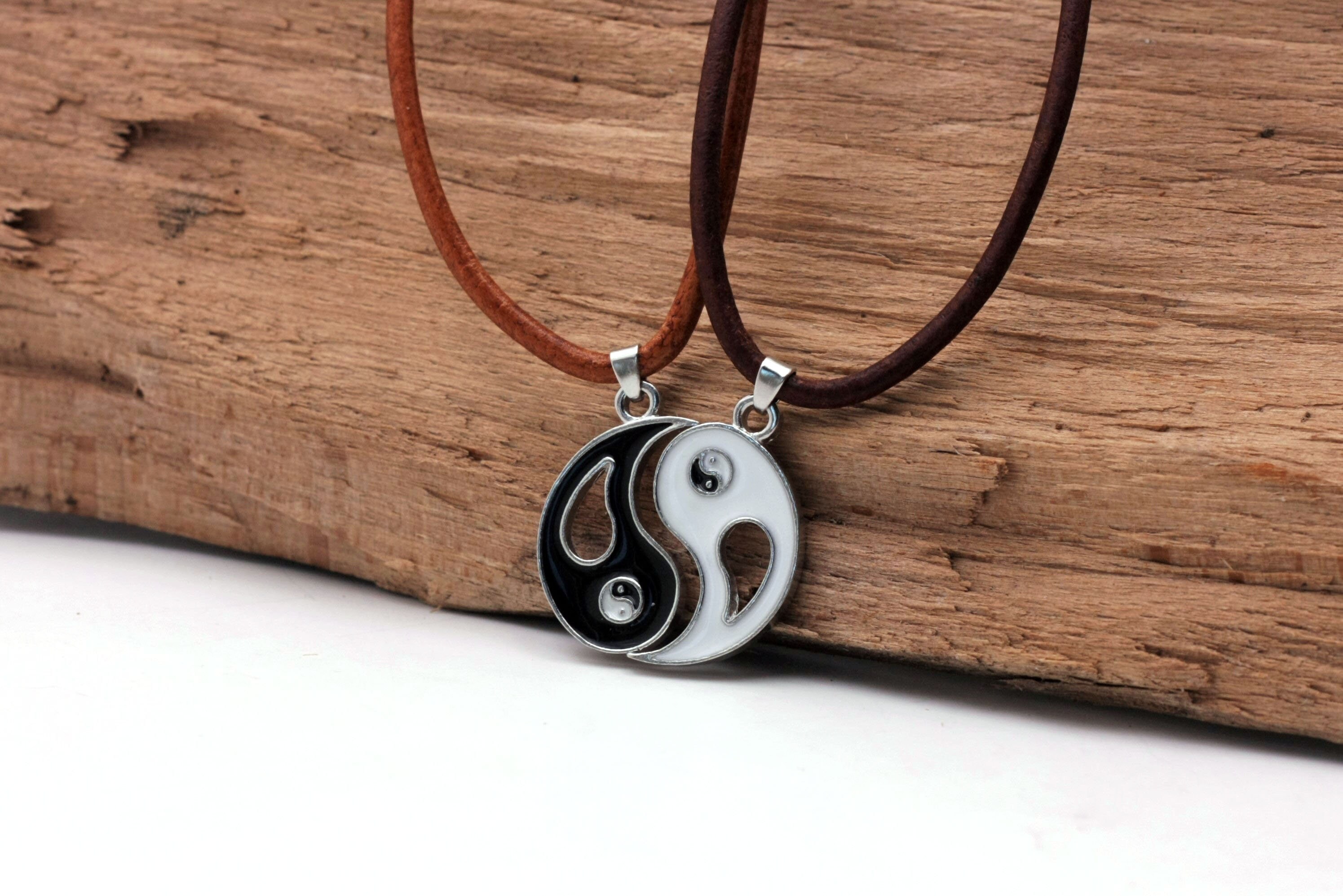 Necklaces Leather Necklace for Couples Necklace Tai Chi Yin Yang Pendant Made of Two Parts Two Necklaces for Men and Women unisex