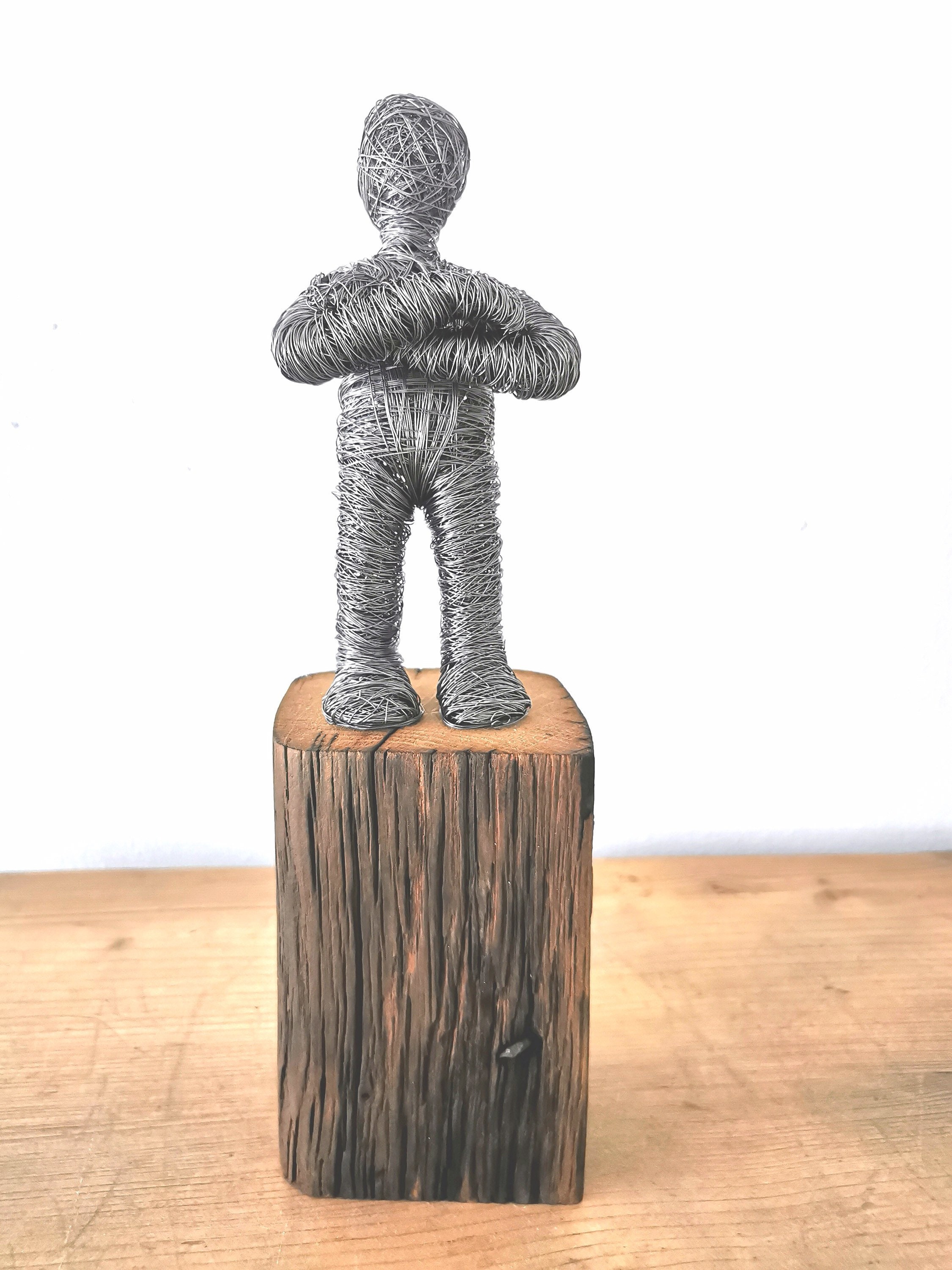 Drahtfigur steht mit verschränkten Armen Handmade | Etsy