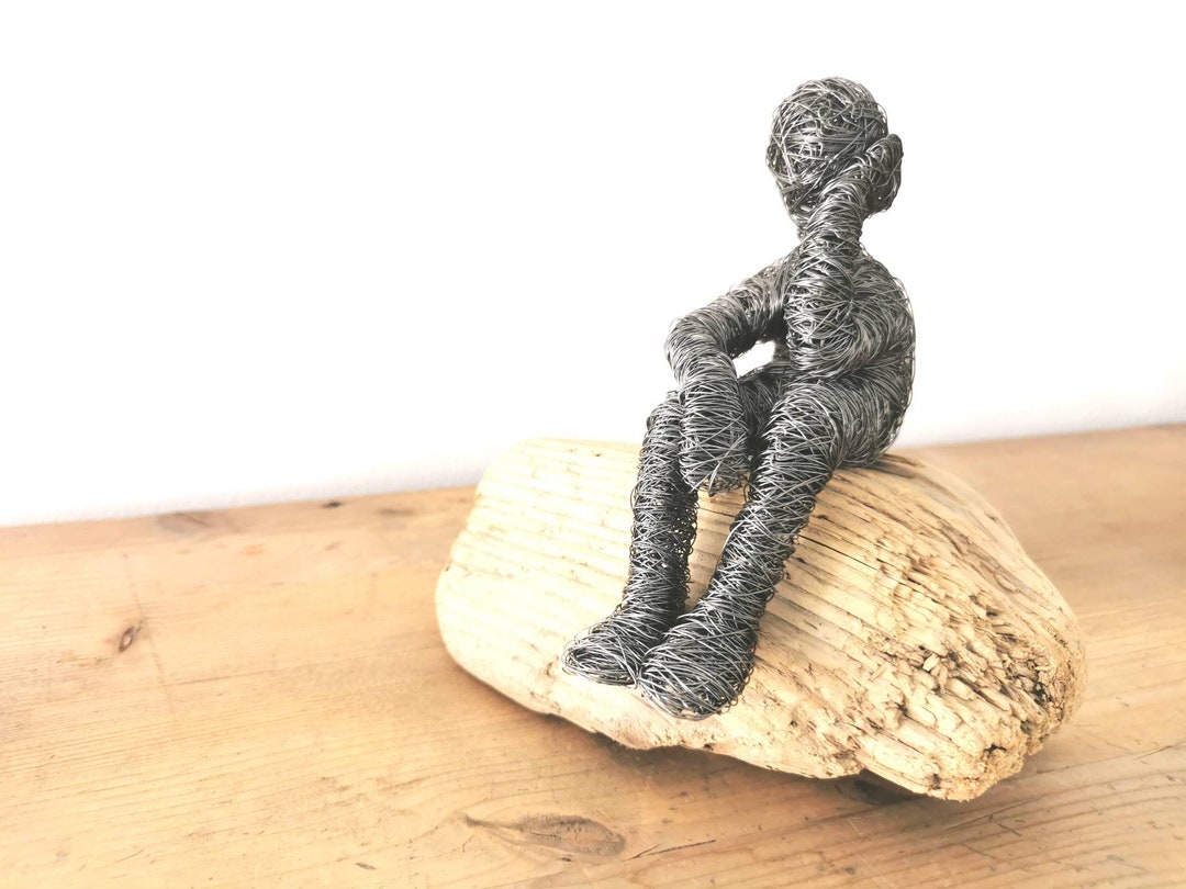 Sitzende Skulptur aus Draht auf schönem Treibholz - Handmade Art ...