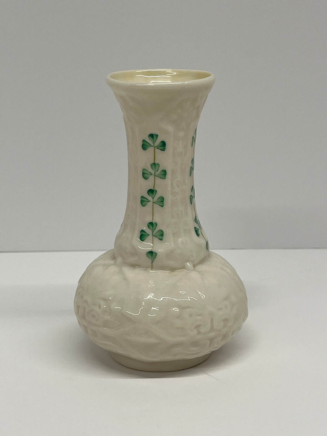 Belleek 5" Shamrock Spill Vase 6th Green Mark Ivory on Ivory Pattern ...