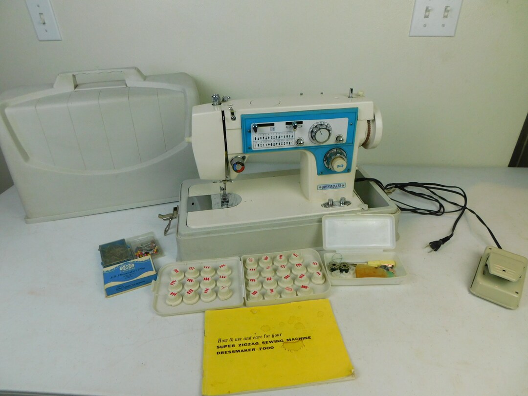 Vtg Complete Works! Dressmaker 7000 Zigzag Embroidery Sewing Machine ...