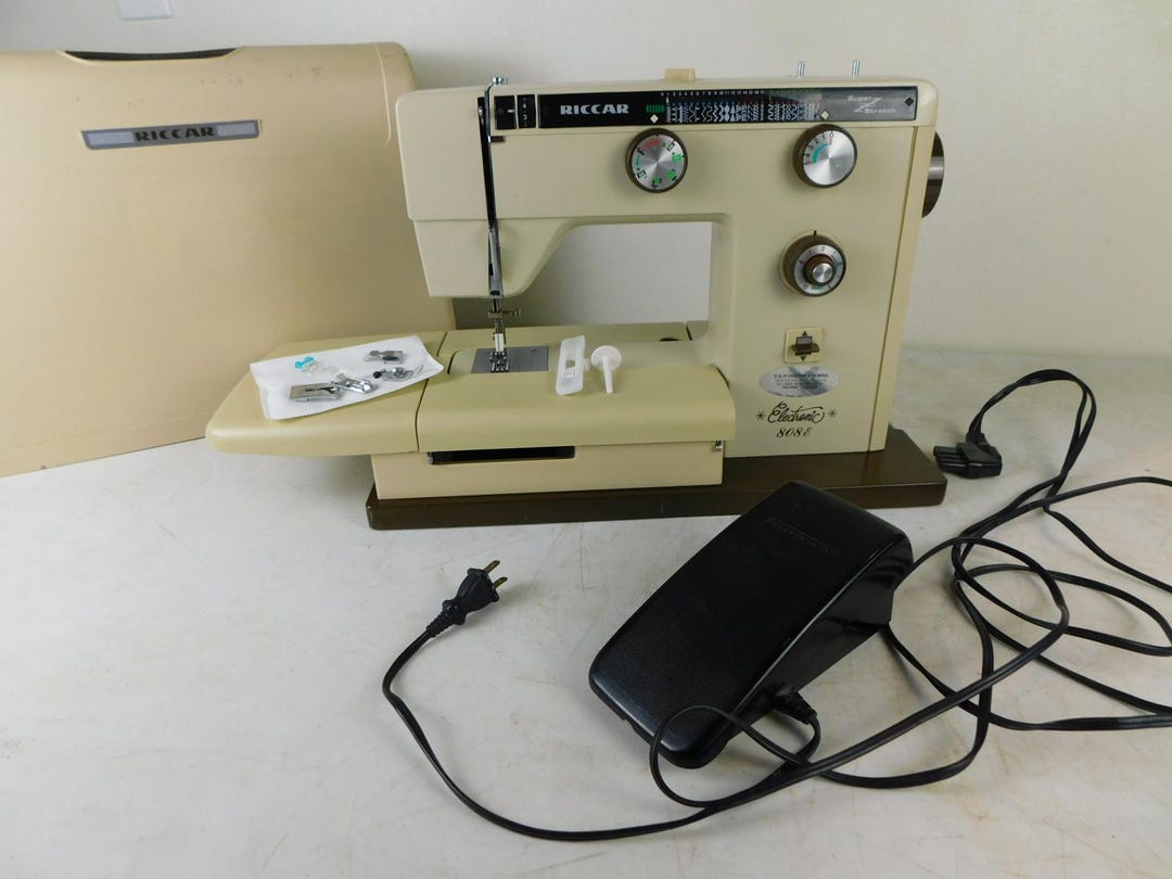 Working RICCAR 808E Sewing Machine Super Z Stretch W Case & Attachments ...