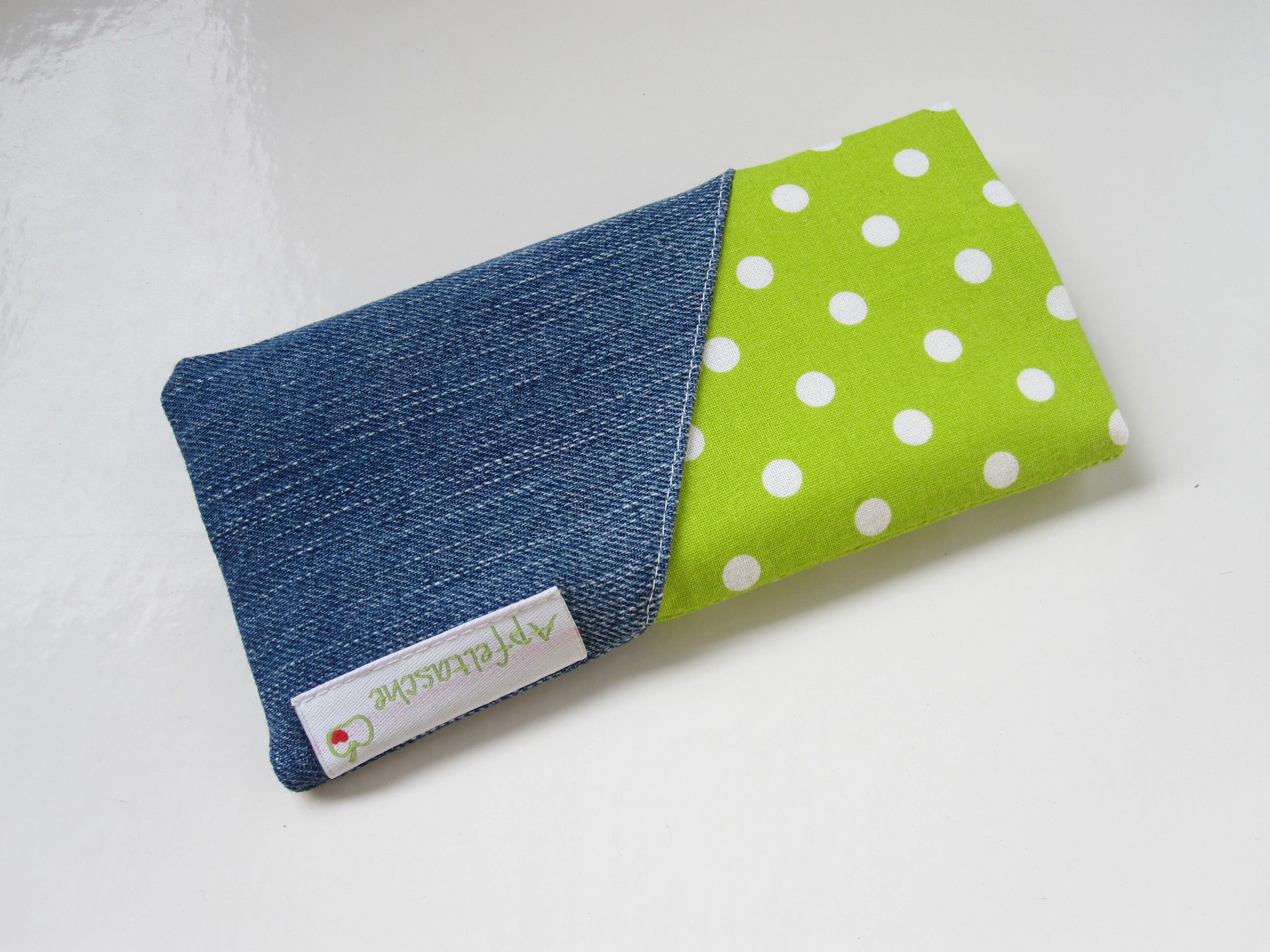 Smartphone case made of reused denim fabric