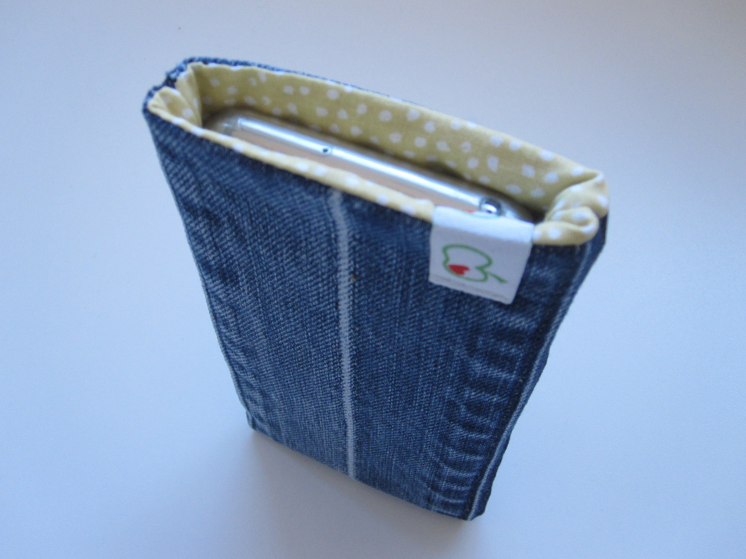 Smartphone case made of reused denim fabric