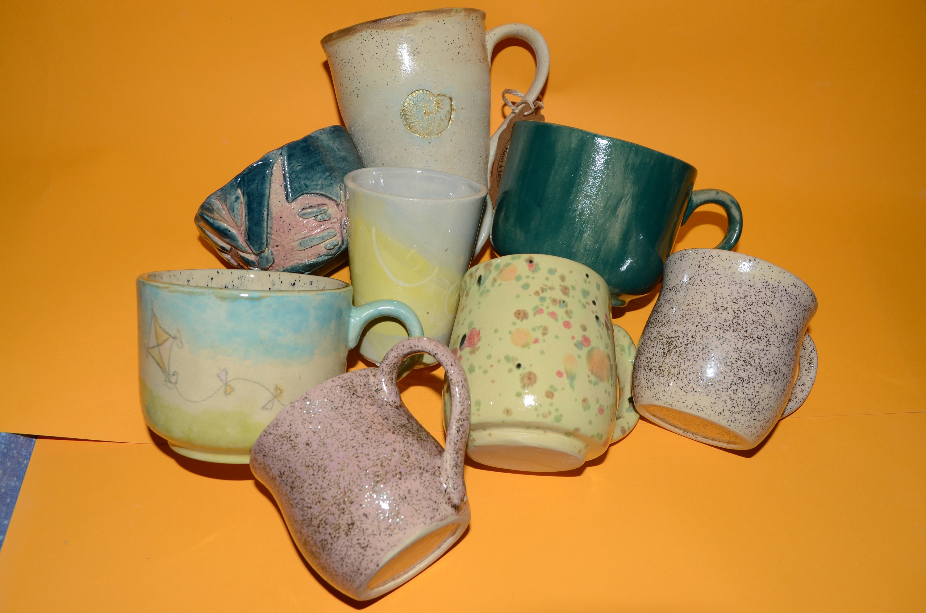 Tassen in verschiedenen Formen und Farben, Kaffeetasse, Teetasse, Tasse ...