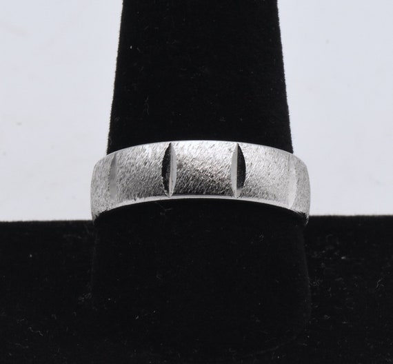 Silver Tone Brushed Metal Texture Band - Size 10.75 - Gem