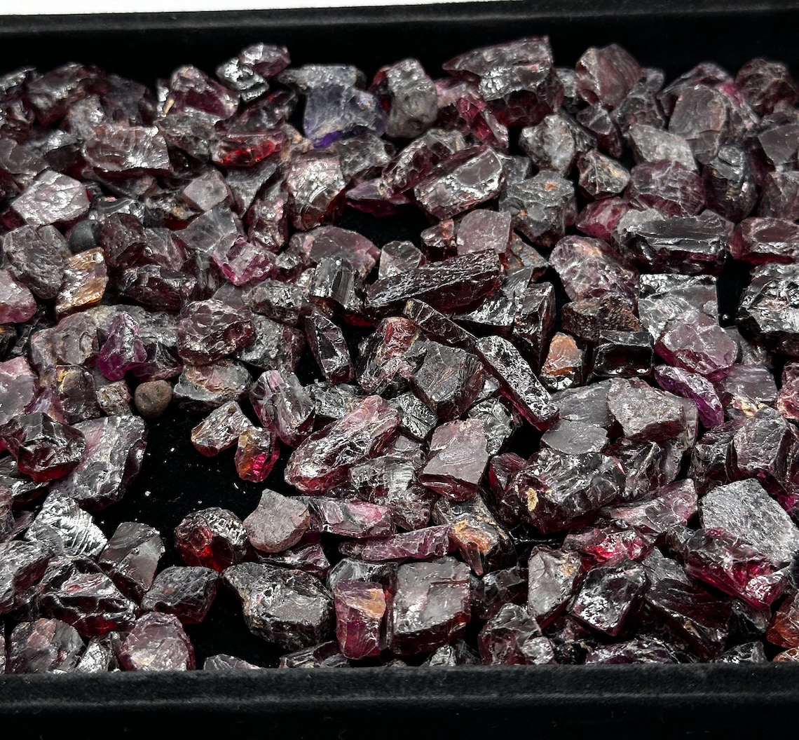 Natural Garnet Un-cut, Un-treated Rough Gemstone Crystals Wholesale Lot ...