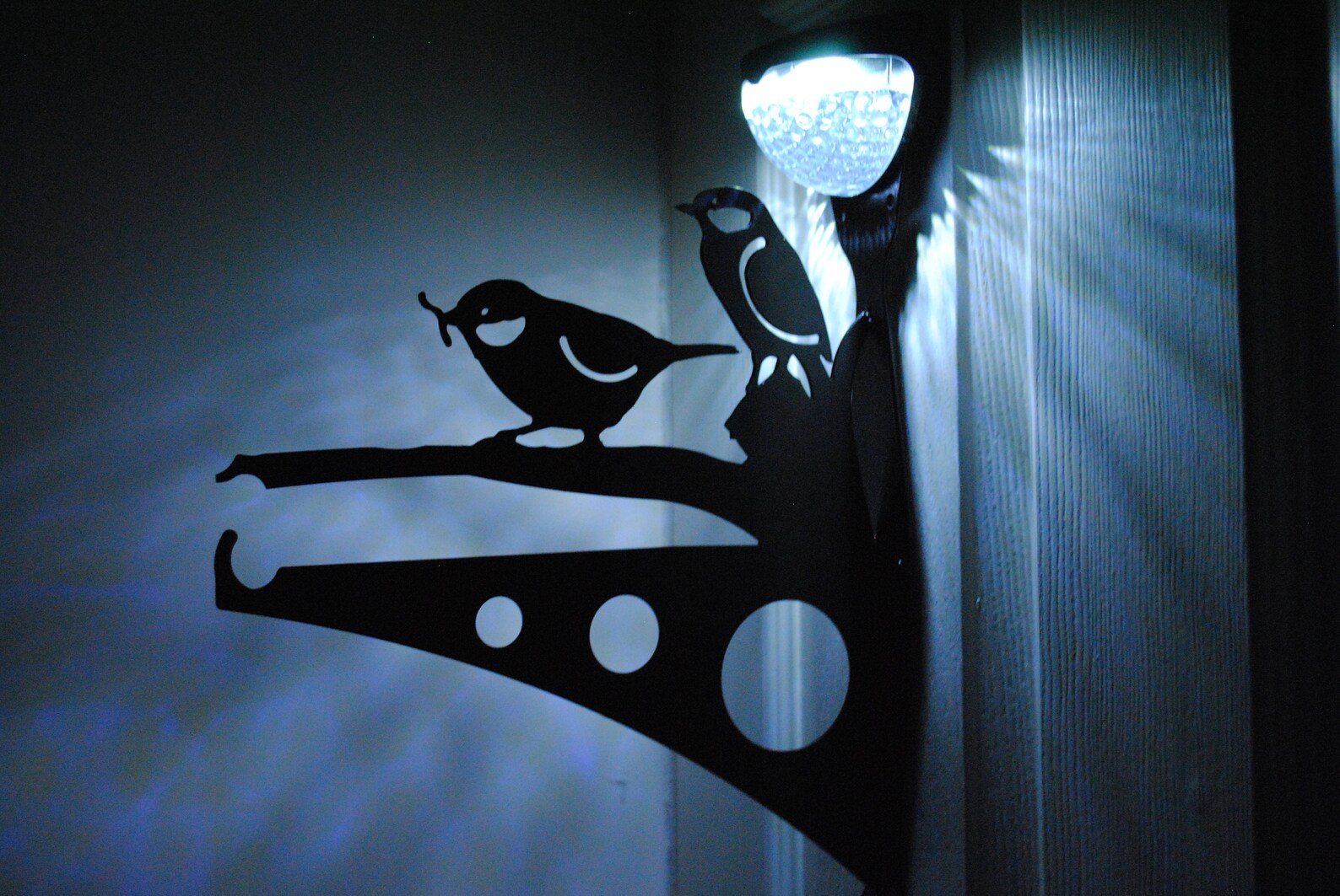 Solar LED Light Garden Hanging Basket Bracket Wall Mount Gift Two Birds ...