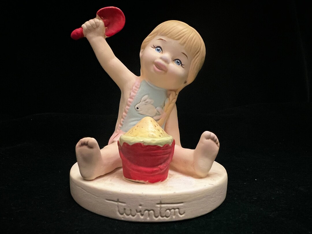 Original Twin Winton TWINTON Figurine T-12 Girl Playing in Sand - Etsy