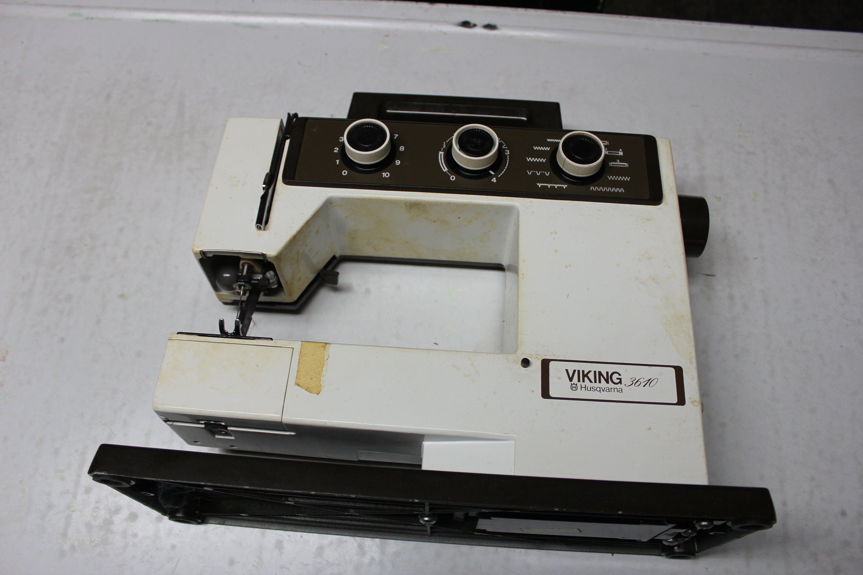 Vintage Viking 3610 Husqvarna Electric Sewing Machine and Accessories ...