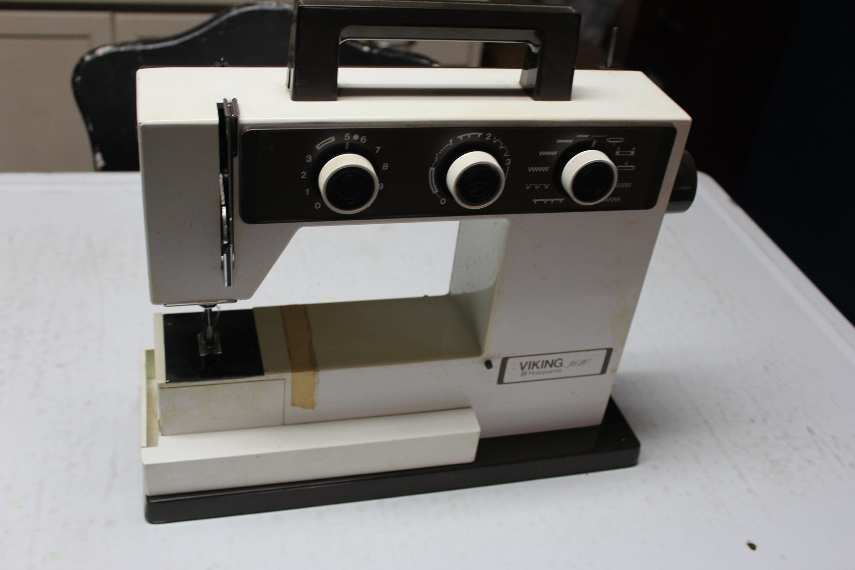 Vintage Viking 3610 Husqvarna Electric Sewing Machine and Accessories ...