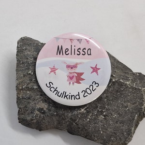 Personalisierter Button Schulkind mit Name und Superheldin für Mädchen als Geschenk zur ...