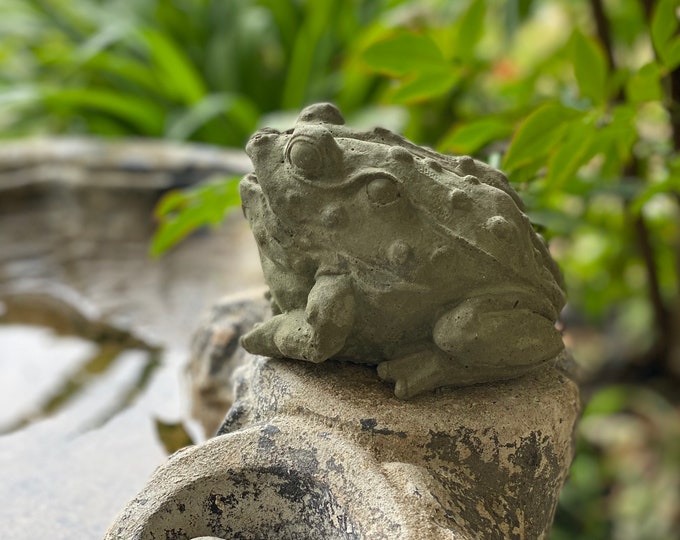 Frog Statue, Concrete Frog Figure, Cement Garden Decor, Valentine Frog ...