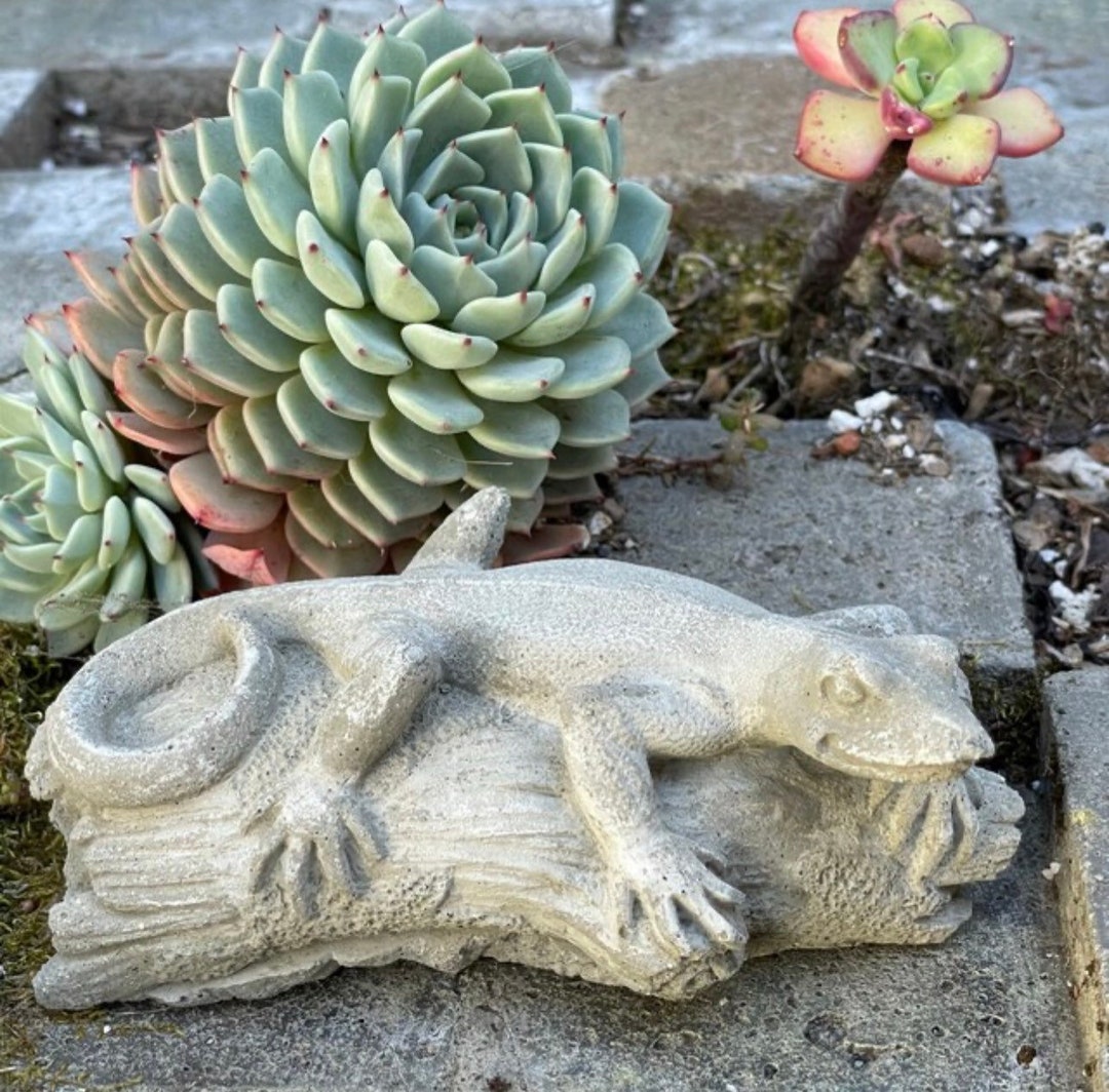 Concrete Lizard on the Log Statue, Lizard Garden, 5"x2.5"x2", Reptile ...