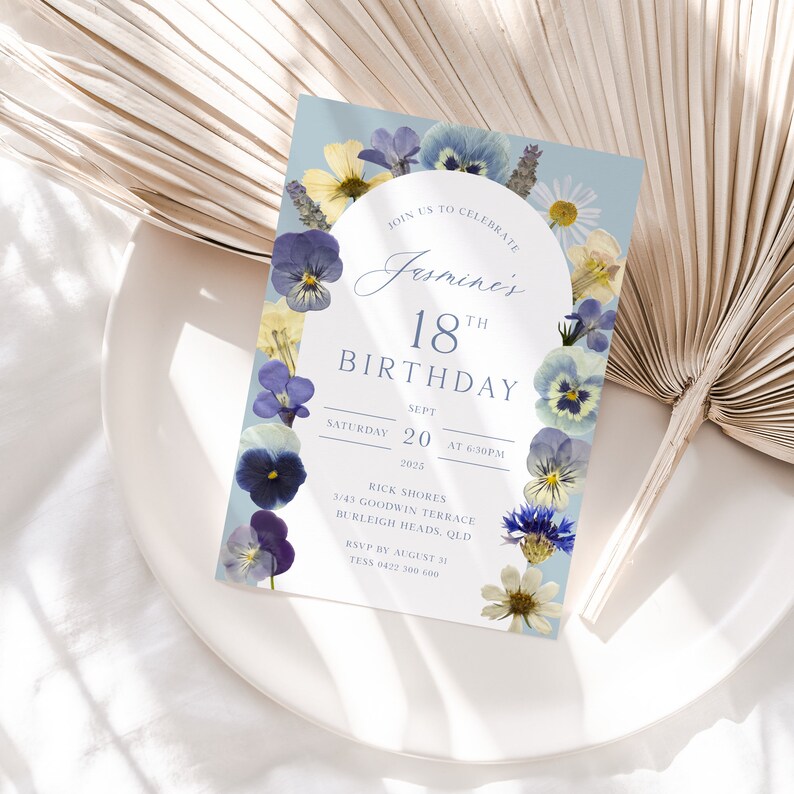 Plantilla de invitación de cumpleaños con flores azules, invitación ...