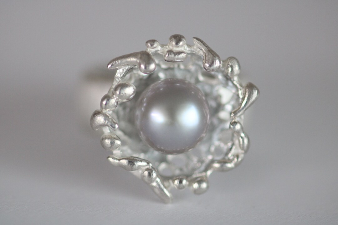 Bague avec une belle vraie perle grise en argent de Frank Schwope, gris ...