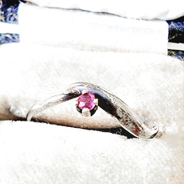 Modern Ruby Ring - Etsy