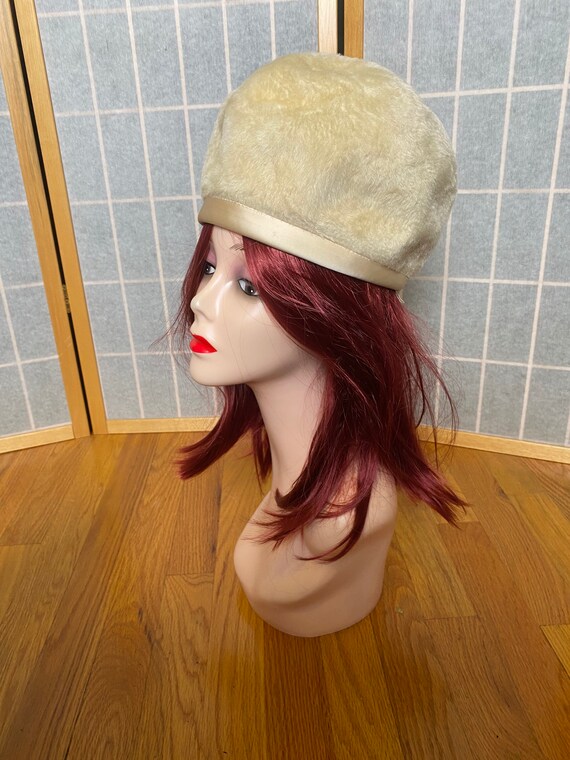 Vintage 1960’s cream white fuzzy furry bubble hat - Gem