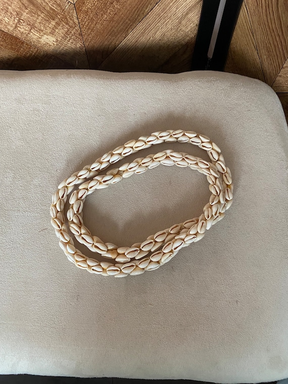 vintage white puka shell - Gem