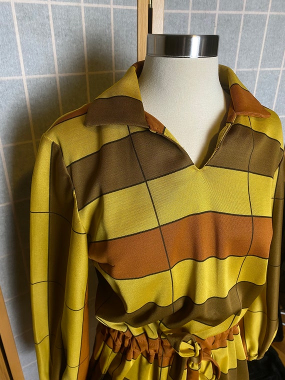 Vintage 1970’s golden yellow and brown grid pattern p… - Gem