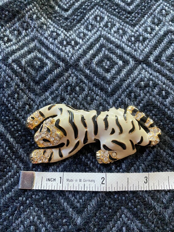Vintage black and white striped tiger pin, brooch wit… - Gem