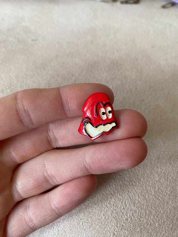 Vintage 1980 enamel MM red ghost Pac-Man pin - Gem