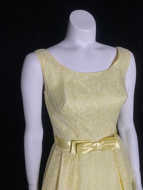 Vintage 1950’s butter yellow lace and satin sleeveles… - Gem